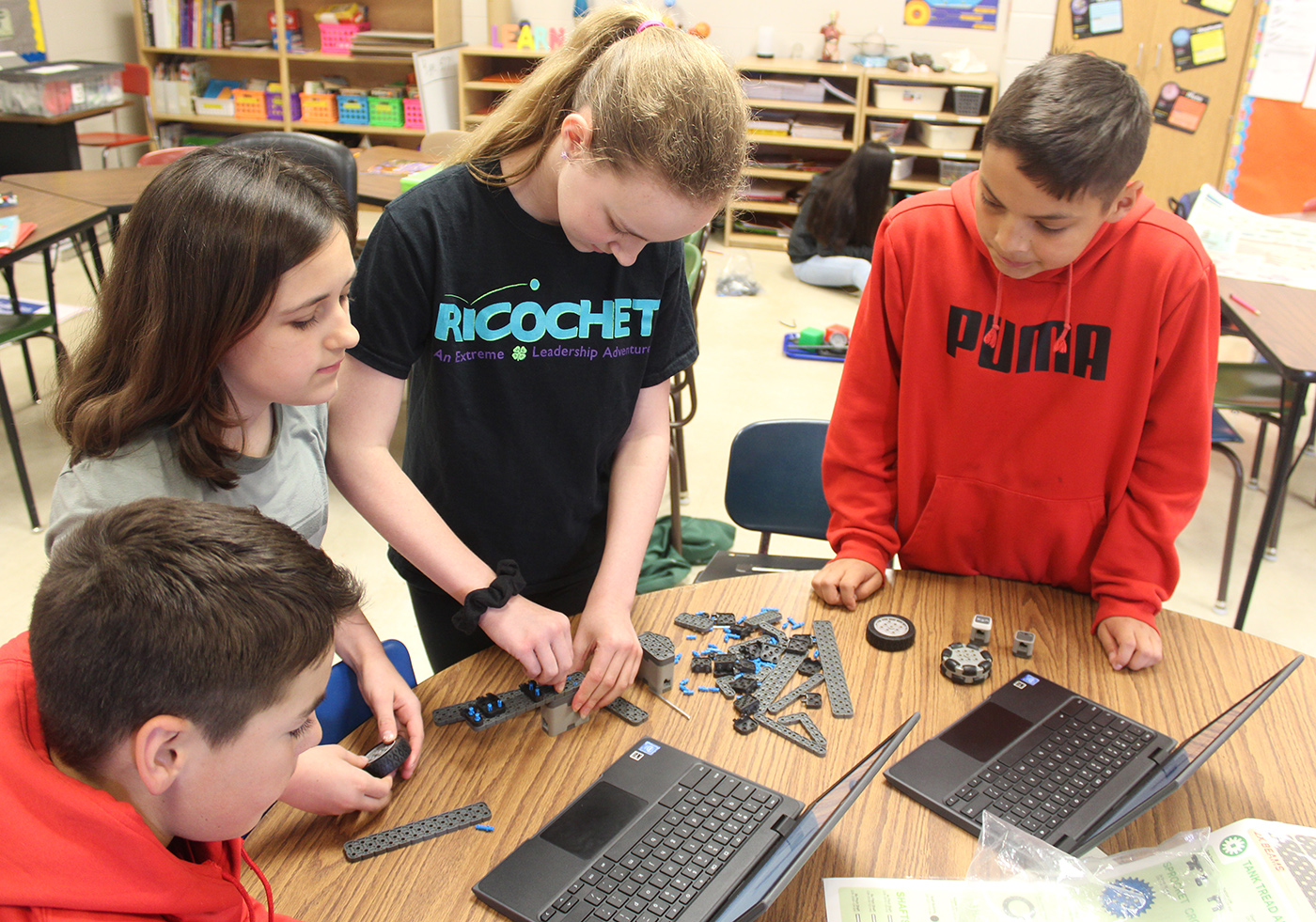 Sixth graders working with hands-on robotics project | Bobcats Making ...